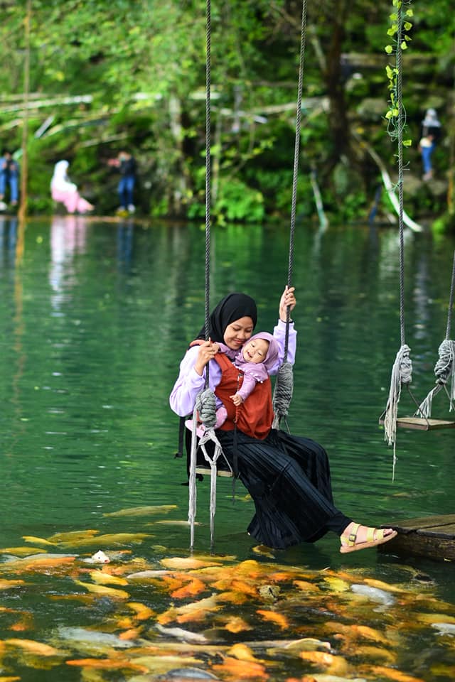 Review Tiket Masuk Telaga Biru Kuningan dan Daya Tariknya - IndoHolidayTourGuide