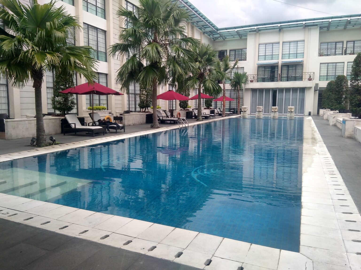 13 Hotel Di Medan yang Ada Kolam Renang. Adem Dan Bikin Ketagihan ...