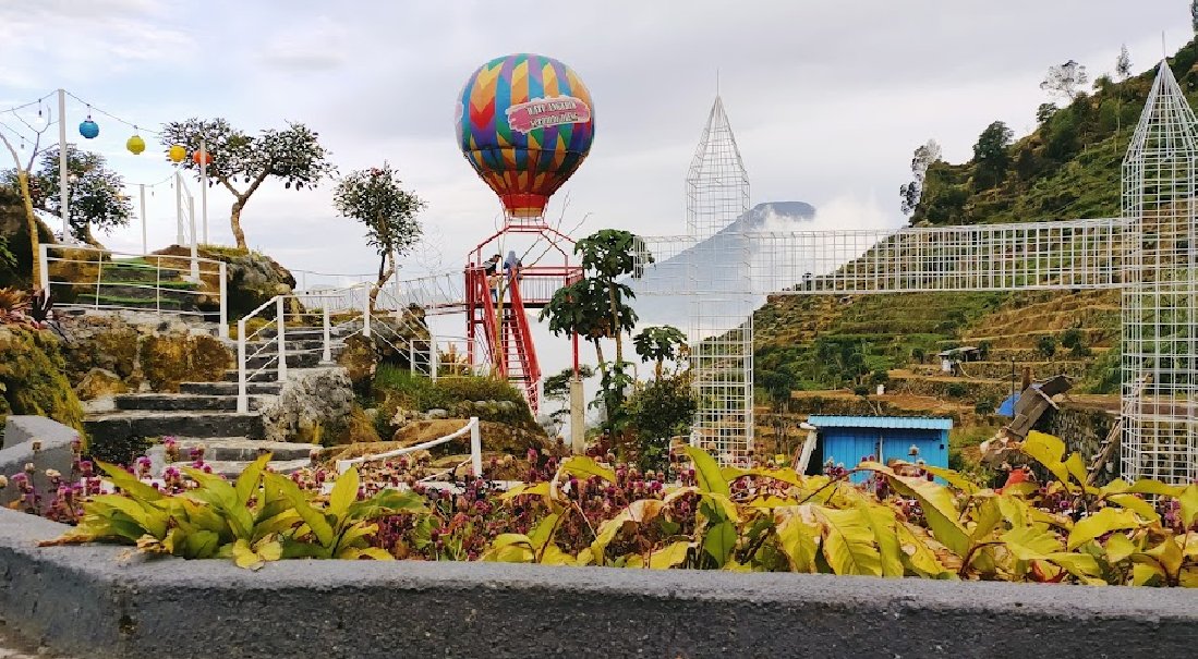 Wisata Batu Angkruk Dieng - IndoHolidayTourGuide